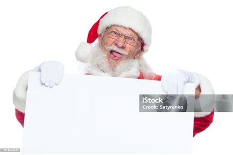 크리스마스입니다 악마 산타 클로스 그의 혀를 밖으로 튀어나와 흰 장갑에 빈 백색 마분지를 보유 하 고 얼굴 Grimaces 보여줍니다 광고 텍스트 빈 공간에 놓습니다 복사