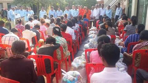 ចៅសង្កាត់ព្រៃស និងក្រុមការងារចុះចែកអំណោយដ៏ថ្លៃថ្លារបស់សម្តេចកិត្តិព្រឹទ្ធបណ្ឌិត ប៊ុន រ៉ានី