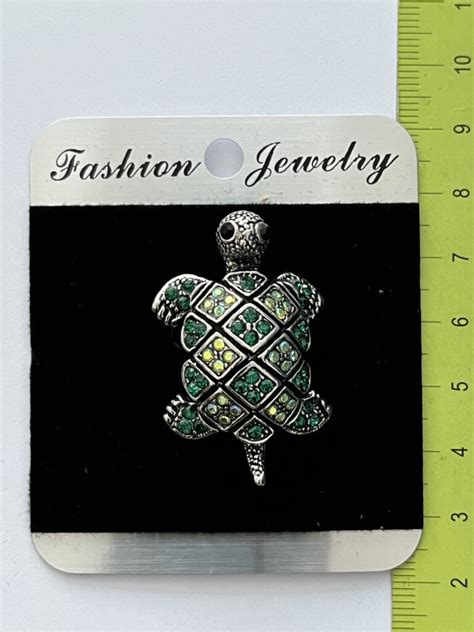 Брошки Мартеници Петя