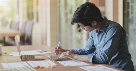 사무실에서 노트북 컴퓨터를 사용하는 동안 Ux 템플릿에 대한 프로젝트를 진행하는 전문 남성 Ui 웹 개발자 사진