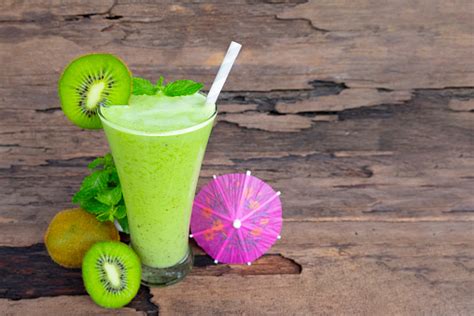 키위 요구르트 과일 주스 스무디와 녹색 키위 주스 는 흰색 나무 배경에 체중 감량을위한 유리에 건강하고 맛있는 맛을 마십니다 0