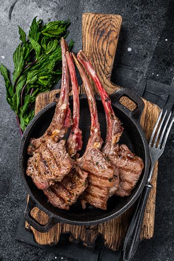 Bbq 구운 양고기 양고기 는 팬에 스테이크를 갈아 검은 색 배경 위쪽 보기 갈비 음식에 대한 스톡 사진 및 기타 이미지