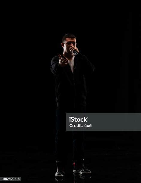 전체 길이한 사람1 인정면 2029 세 성인 잘 생긴 사람들 백인 남성젊은 남자 가수음악가 서노래행복 하 고 마이크를 들고 검은