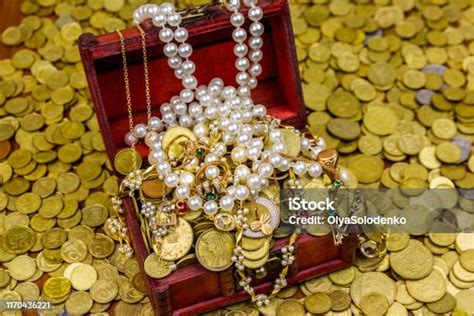 황금 동전의 배경에 금화와 보석의 전체 빈티지 보물 상자 가득 찬에 대한 스톡 사진 및 기타 이미지 가득 찬 개념 고대의 Istock