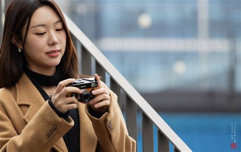 일반 겔러리 카메라를 든 여자 사람