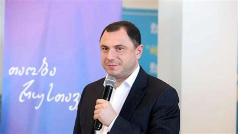 გიორგი ამილახვარი მე 12 კლასელებს სკოლის დასრულებას ულოცავს