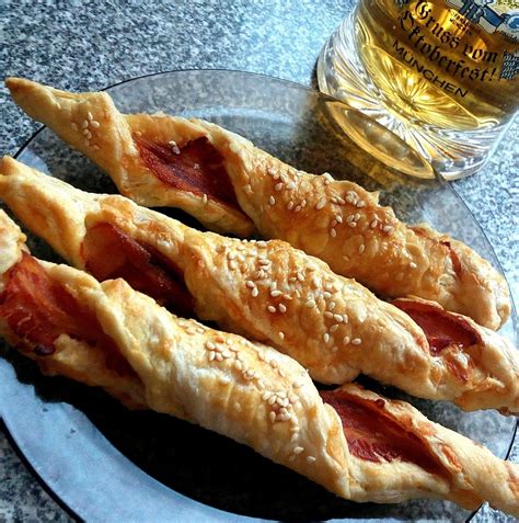 Слоеные палочки с сыром и беконом | Пикабу