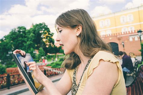 성공적인 여성사업가인 디지털 태블릿 동안 커피 사이클간 2015년에 대한 스톡 사진 및 기타 이미지 2015년 30 34세 30 39세 Istock