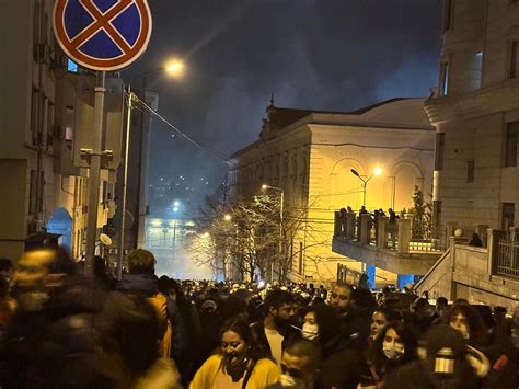 სპეცრაზმმა დემონსტრანების წინააღმდეგ ამ წუთებში ისევ ცრემლსადენი გაზი გაუშვა Metronome Ge