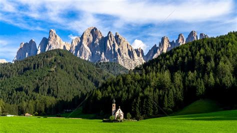 日落谷圣马格达莱纳或的dolomite山峰村庄santamaddalena村和意大利南蒂罗尔具有典型教堂特点的santamadd高清图片下载