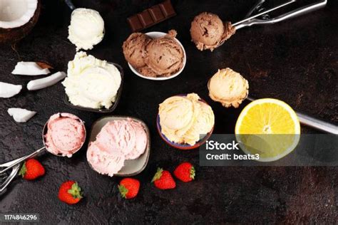 베리 초콜릿 과일을 배경으로 다양한 색상과 풍미의 아이스크림 스쿱 세트 0명에 대한 스톡 사진 및 기타 이미지 0명 갈색 과일 Istock