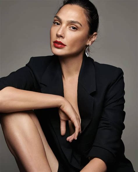 Gal Gadot Flaunted Her Long Leg In Red Gown In The Red Notice Studio
