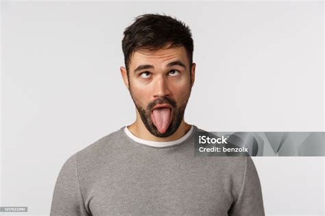 클로즈업 스튜디오 촬영 재미 수염 남자가 미친 집에 가서 혀를 보여주는 위쪽으로 눈꺼풀을 만드는 구피 장난 표정 흰색 배경 바보 서 경영자에 대한 스톡 사진 및 기타 이미지