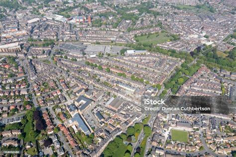 영국 노스요크셔 주 해러게이트의 아름다운 역사 마을의 항공 드론 사진으로 여름철에 위에서 주택의 주택과 행을 보여주는 도회지에 대한 스톡 사진 및 기타 이미지 Istock