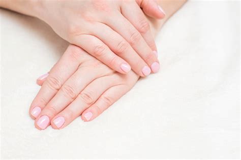 수건에 아름다운 여성의 손의 클로즈업 보기 수건에 아름 다운 여성 손 손 관리 여자는 손에 손톱을 걱정 손의 피부로 뷰티 트리트먼트 매니큐어 미용술에 대한 스톡 사진 및