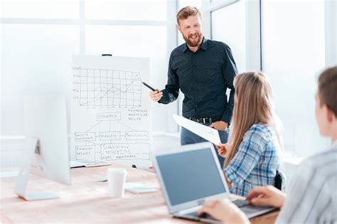 비즈니스 프리젠 테이션에 대한 새로운 아이디어를 설명하는 사업가 개발에 대한 스톡 사진 및 기타 이미지 개발 경영자 계획 Istock