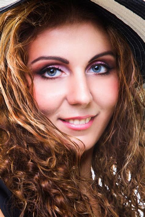 Ritratto Di Bella Ragazza Con Gli Occhi Azzurri Fotografia Stock