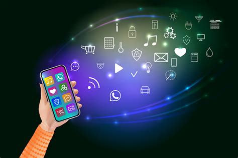 사물 인터넷 Iot 스마트 홈 모바일 앱 컨셉 손은 소셜 미디어 아이콘과 추상적인 배경에 기호로 스마트폰을 들고 있습니다 현실적인 스마트 폰 평면 벡터 일러스트 개념에 대한