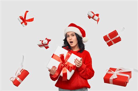 빨간 스웨터와 산타 클로스 모자에 갈색 머리 소녀는 빨간색 리본흰색 선물 상자를 들고 12월에 대한 스톡 사진 및 기타 이미지 12월 갈색 머리 겨울 Istock