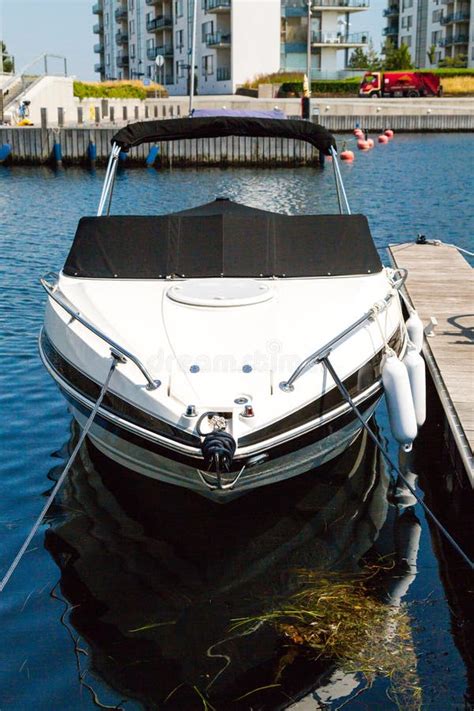 Kleines Motorboot Im Jachthafen Stockfoto Bild Von Segeln Seebrücke