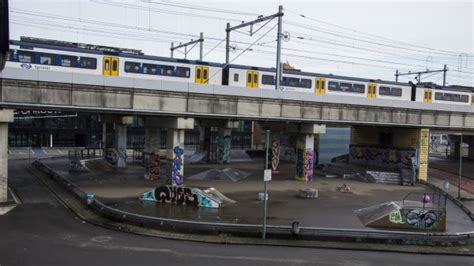 무료 이미지 집 밖의 보행자 건축물 도로 거리 사진술 봉고차 건물 시티 도시의 도시 풍경 도심 수송 차량 큰 광장 사무실 니콘 레인 대중