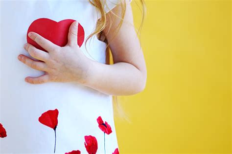 어린 소녀는 가슴에 빨간 종이 심장을 누릅니다 건강과 발렌타인 데이 컨셉 귀여운에 대한 스톡 사진 및 기타 이미지 귀여운 노란색 배경 놀라움 Istock