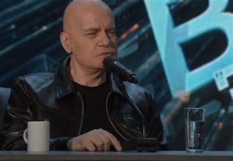 Слави се появи на живо в читалището в Плевен и проговори за обвиненията на Петков за милиарда