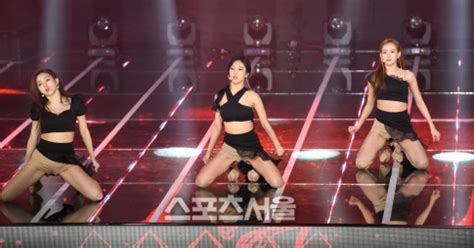 포토 카밀라 무대 위에 무릎을 꿇고