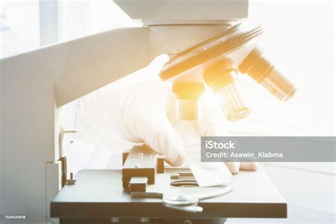의료 실험실 의사 또는 과학자 손 화학 테스트 샘플에 대 한 현미경을 사용 하 여 검사 과학 의료 연구 실험실 Backgroundvintage 색상 3차원 형태에 대한 스톡