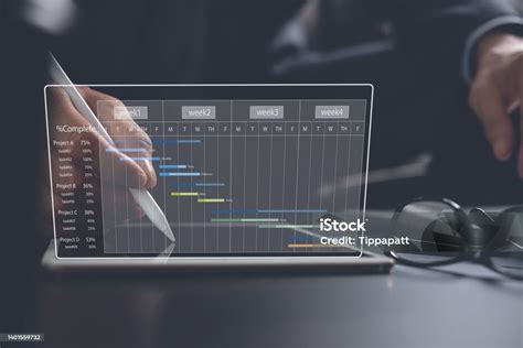 프로젝트 관리자가 작업 및 이정표 진행 계획 및 Gantt 차트 일정 다이어그램을 사용하여 작업을 업데이트합니다 프로젝트 관리자에 대한 스톡 사진 및 기타 이미지 Istock