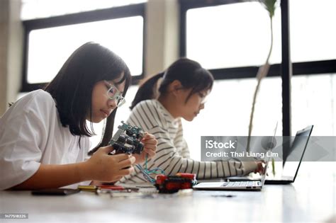 과학 프로젝트 원격 학습 학교 과학 기술 프로젝트를 위해 로봇 자동차를 집에서 노트북으로 작업하는 젊은 아시아 소녀들 학교 프로젝트에 대한 스톡 사진 및 기타 이미지