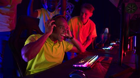 비디오 게임 Esport 챔피언십에서 경쟁하는 아프리카 민족 선수들과 함께 다양한 노란색 프로 게이머 팀 최종 선수 관전 E스포츠에 대한 스톡 사진 및 기타 이미지 Istock