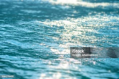 Bokeh 햇빛 웨이브 초록 배경으로 열 대 여름 바다를 흐려 여름 푸른 바다 수 면의 추상 Bokeh 배경 0명에 대한 스톡