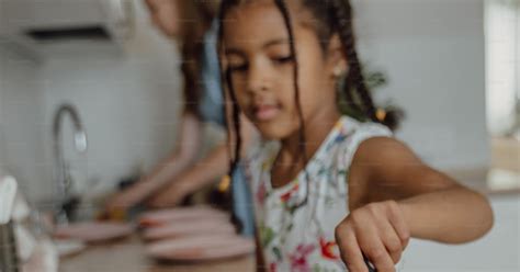 난로에서 음식 냄비를 휘젓는 어린 소녀 사진 Unsplash의 함께 요리하기 이미지