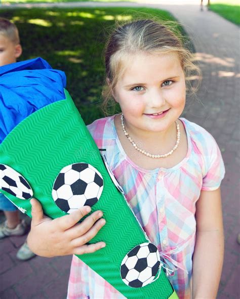 Erster Schultag Stockfoto Bild Von Blicke Kegel Gelb