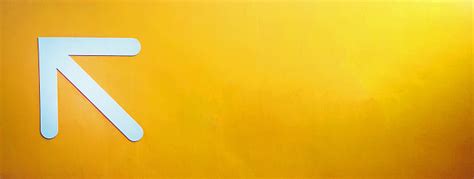 흰색 화살표 기호는 복사 공간이 있는 노란색 콘크리트 벽의 위 입구 출구 또는 길을 가는 방향을 알려줍니다 벽에 대한 스톡 사진 및 기타 이미지 Istock