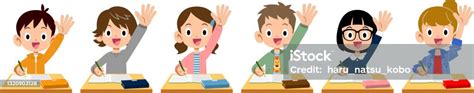초등학교 소년과 여자는 자신의 손을 들고 수업 중에 말하는 여자 팔 들기에 대한 스톡 벡터 아트 및 기타 이미지 팔 들기 학생 손을 올림 Istock