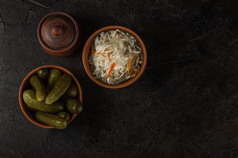 어두운 콘크리트 배경에 점토 그릇에 거킨스와 소금에 절인 양배추 0명에 대한 스톡 사진 및 기타 이미지 0명 딜 허브 목재 재료 Istock