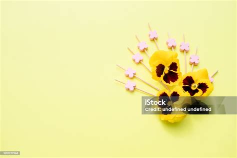 카나페 의 준비를위한 꼬치와 팬지 노란색 노란색 배경에 간식 소품 플랫 레이 상단 보기 꽃 조성물 컬러풀한 꽃으로 만든 프레임 비올라 삼색 팬지 0명에 대한 스톡 사진 및