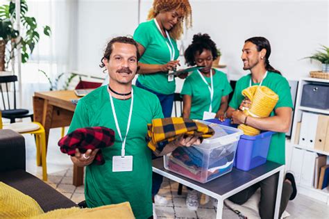 기부 상자에 옷을 넣는 자원 봉사자 사회 복지사 만들기 자선 20 24세에 대한 스톡 사진 및 기타 이미지 20 24세 25 29세 30 34세 Istock