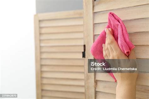 실내에서 헝겊으로 병풍을 닦는 여자 근접 촬영 텍스트를 위한 공간 가구에 대한 스톡 사진 및 기타 이미지 가구 가사 집안일 가정 생활 Istock