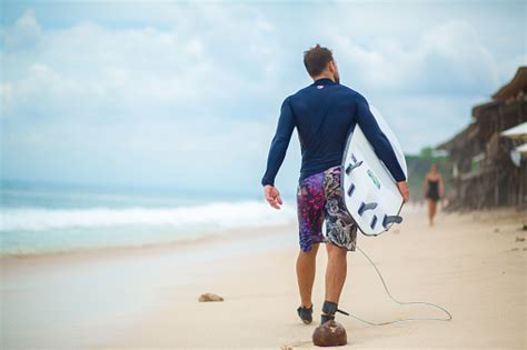 서퍼 샌디 열대 해변에서 걷는 서핑 보드와 서핑 남자 건강한 라이프 스타일 물 활동 수상 스포츠 아름다운 바다 건강한 생활방식에 대한 스톡 사진 및 기타 이미지 Istock