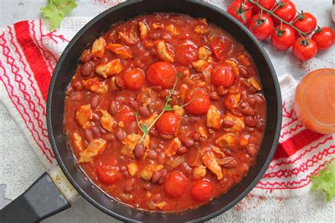 Куриное филе с консервированной фасолью в томатном соусе 11 фото в рецепте