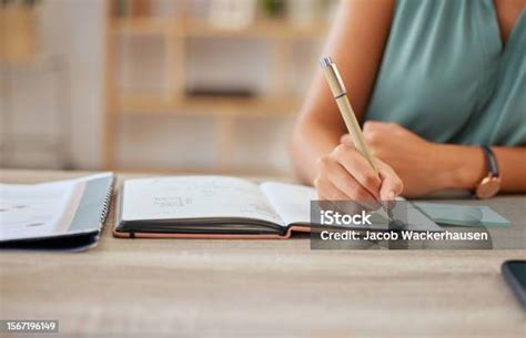 손 펜 공책에 글을 쓰는 비즈니스 우먼은 계획을 위해 사무실 책상에 앉아 있습니다 일기나 일기에 메모하는 여성 직원과의 의제