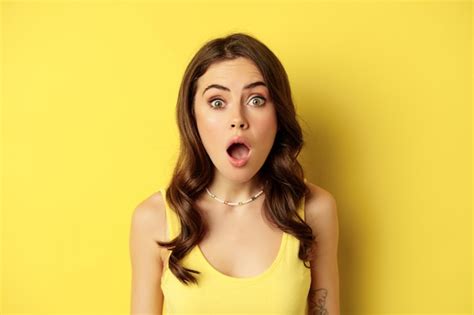 Ritratto Ravvicinato Di Una Ragazza Bruna Alla Moda Che Sembra Stupita Faccia Wow Che Mostra