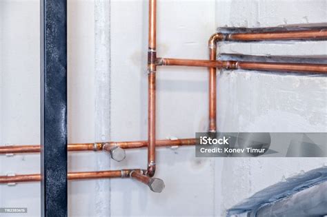 클로즈업 콘크리트 벽에 많은 새로운 하수 구리 및 플라스틱 파이프 피팅 개념 설치 배관 교체 파이프 라인 수리 전문 마스터 배관공 누설 파이프 배수관에 대한 스톡 사진 및