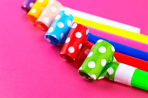 분홍색 배경에 멀티 컬러 파티 송풍기 여러 가지 빛깔의 파티 휘파람 생일 장식 개성 개념에 대한 스톡 사진 및 기타 이미지 개성 개념 개체 그룹 기념일 Istock