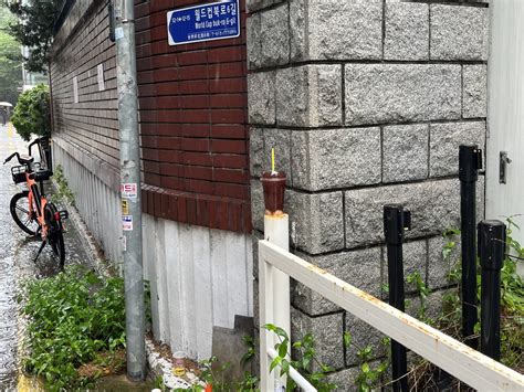 포토 폭우에 리필 된 일회용 플라스틱 컵