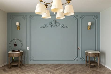 공감인테리어디자인 현관 중문을 골드 컬러 손잡이로 포인트를 준 클래식 양개형 도어로 제작하면서 유리창을 길게 넣어 개방감을 높였습니다 현관 입구에는 벤치장과 은경을