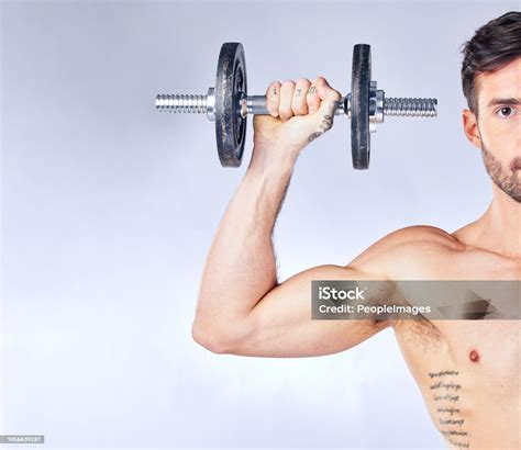 아령 운동 회색 배경에 고립된 스튜디오에 있는 남자의 초상화 운동 건강 및 보디 빌더 또는 피트니스 모델 역도 운동 및 근육 또는 근력 훈련 25 29세에 대한 스톡 사진